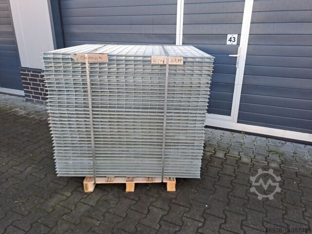 Inlaid police grating lattice
Gesamtbreite: 1.260 mm / Gesamttiefe: 1.183 mm / MW: 68 x 47 mm / GR-39