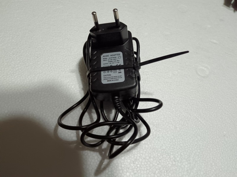 ac-dc adapter 15 volti- 1,5 ampera