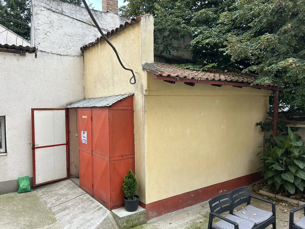 Garaža, Crveni krst, 0.5 soban, 12m²