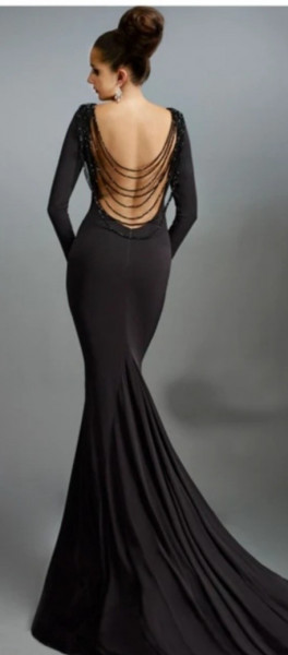 Duga haljina za maturu sa crnim lancima