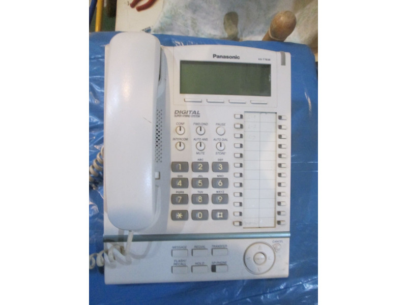 Sistemski telefon Panasonic KX-T7636X.