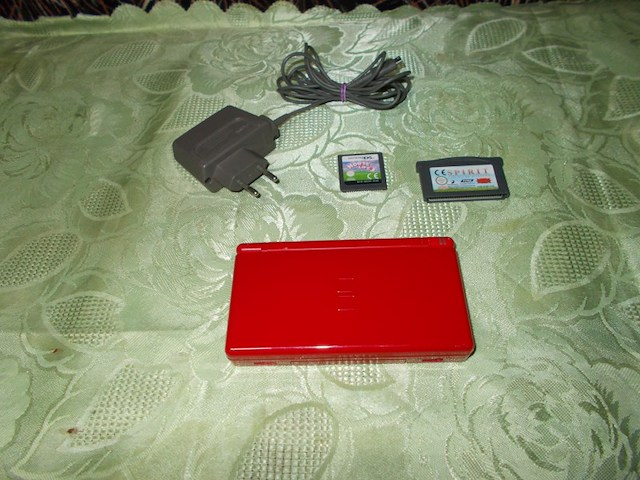 Nintendo DS Lite - Model USG-001 + punjac + 2 igrice