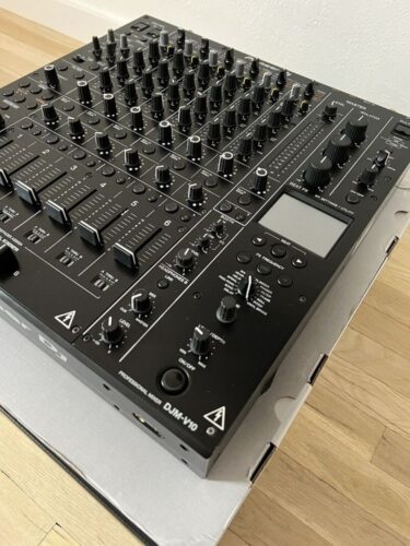 Za prodaju novi Pioneer DJ DJM-V10 6-channel Professional Club DJ Mixer €1000 euros