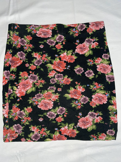 Preslatka suknja sa cvetnim motivom vintage