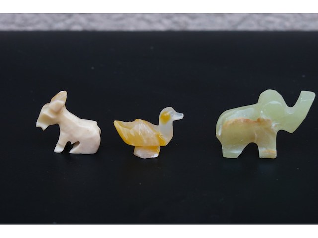 Tri figurine od oniksa