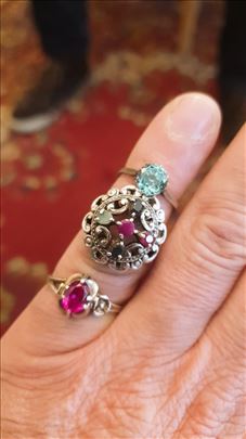 3 srebrena prstenje sa dragim kamenjima.