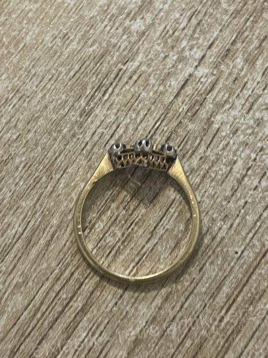 Stari zlatni prsten sa 3 dijamanta
