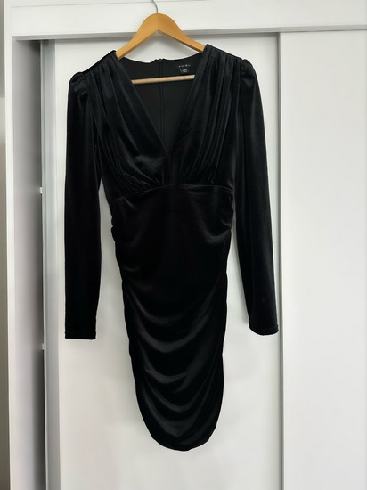 Crna plisana strukirana haljina