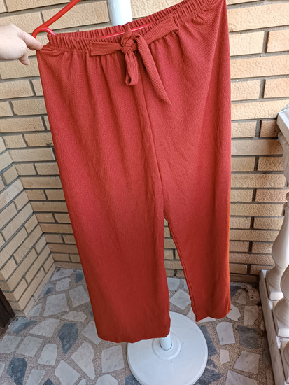 Pantalone cigla boje