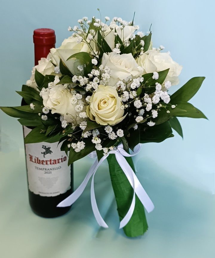 Bidermajer belih ruža sa vinom