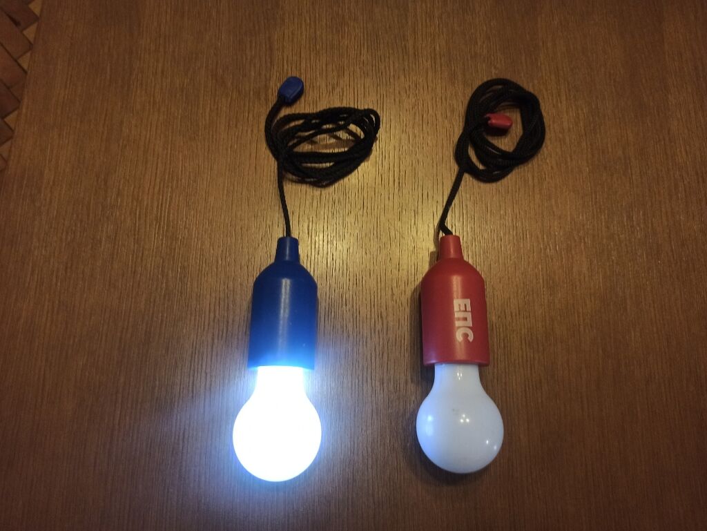 Dve viseće lampe na baterije od kojih je jedna ispravna, a druga nije