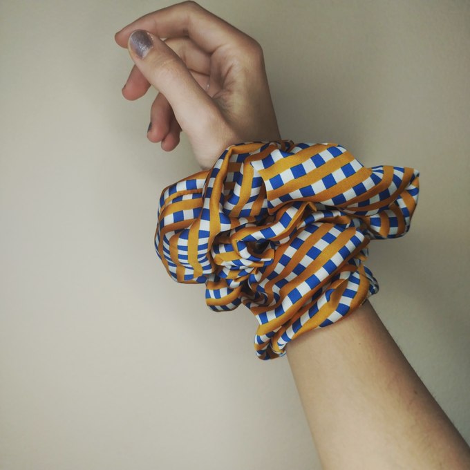 Satenska scrunchie traka za kosu