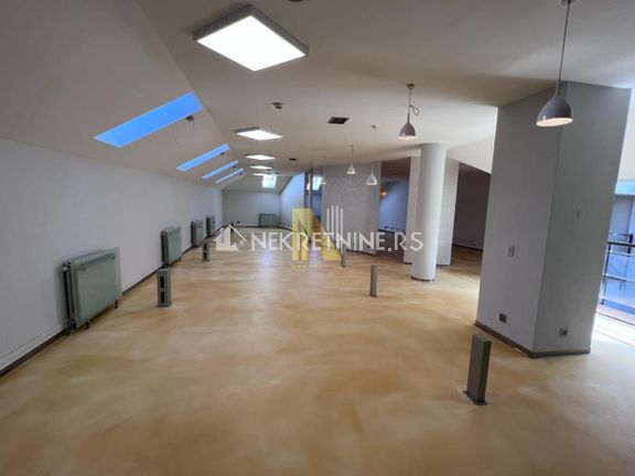 Odličan poslovni prostor 360m2 u centru grada