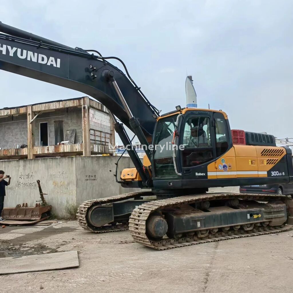 Hyundai R300 bager guseničar