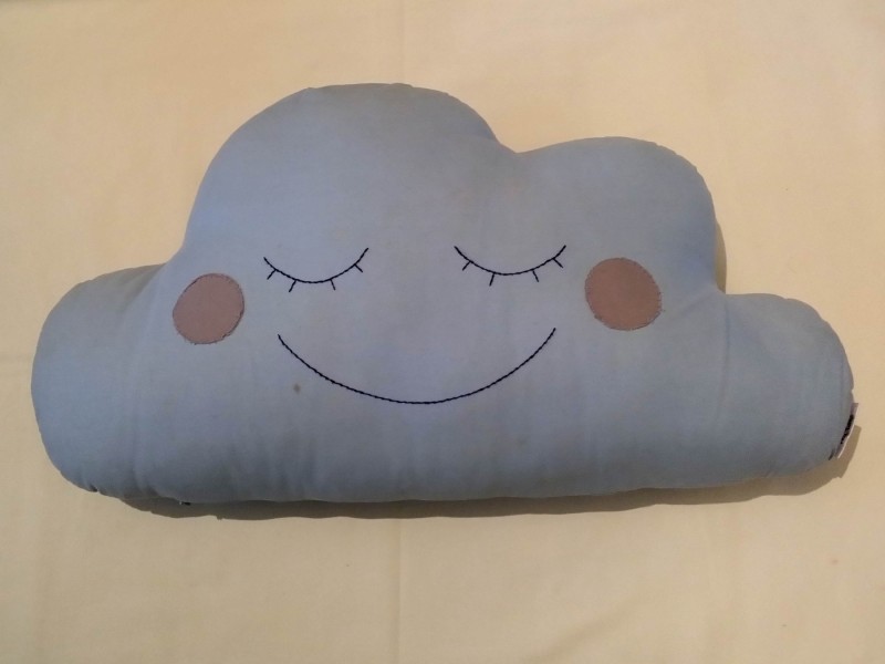 jastuk kao oblak koji se osmehuje u snu