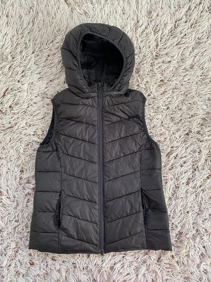 H&M šuskavi prsluk, kapuljaca moze da se skine