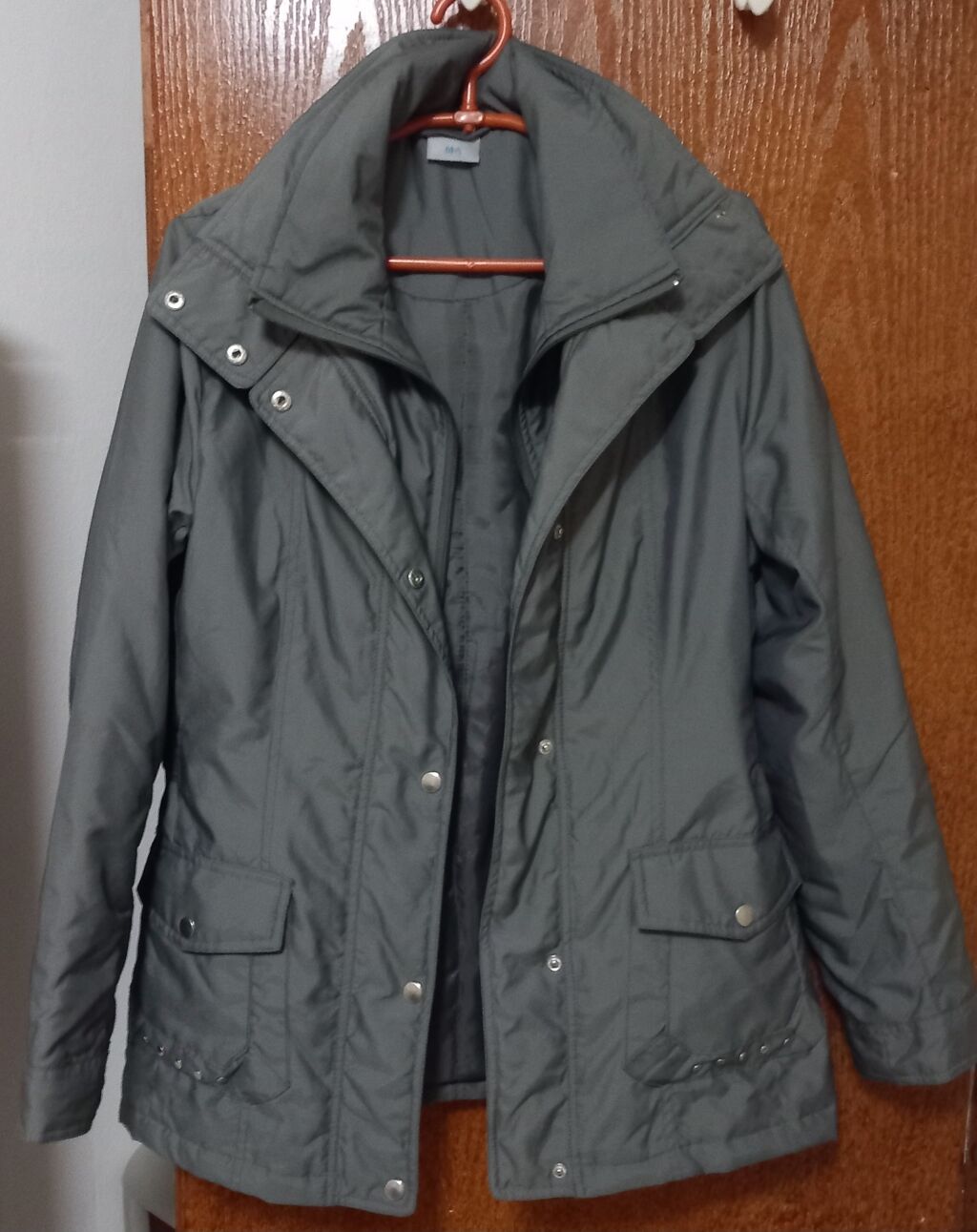 Svetlo-siva zenska jakna. Duzina 74 cm, rukavi 65 cm, ramena 42 cm