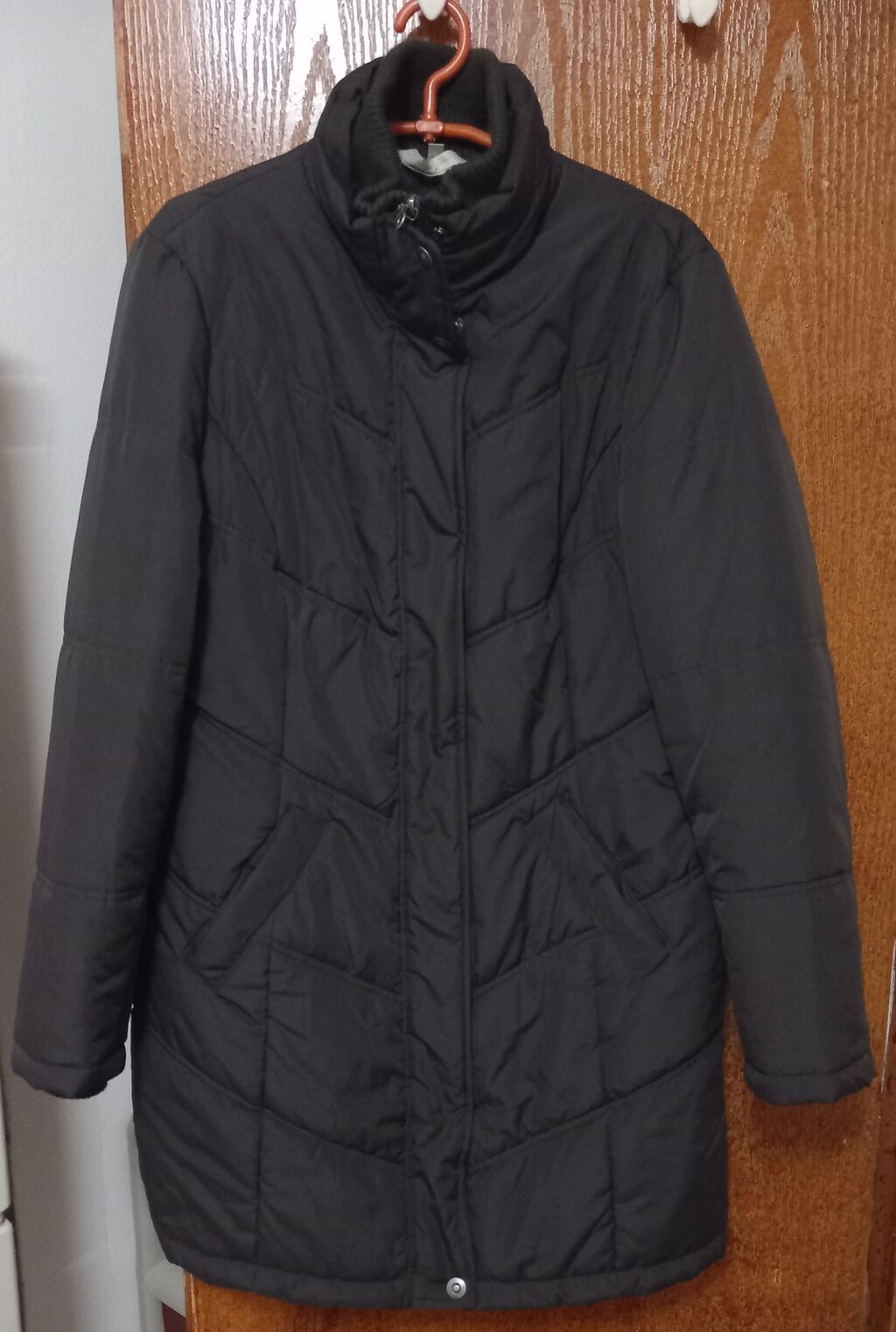 Tamno braon-zenska jakna. Duzina 90 cm, rukavi 65 cm, ramena 42 cm