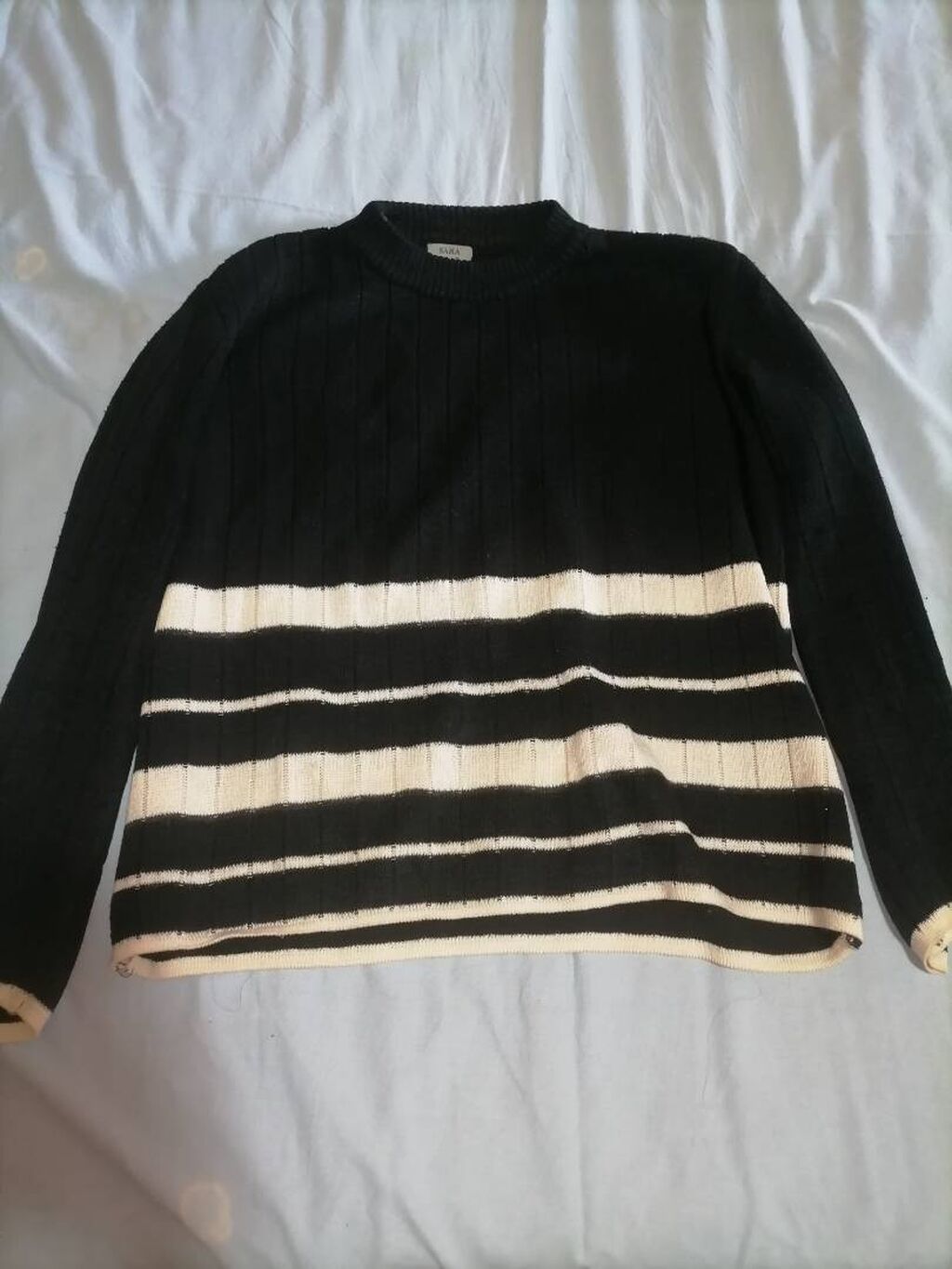 Na prodaju brendirani crno-beli ženski džemper Sara, M veličina, u