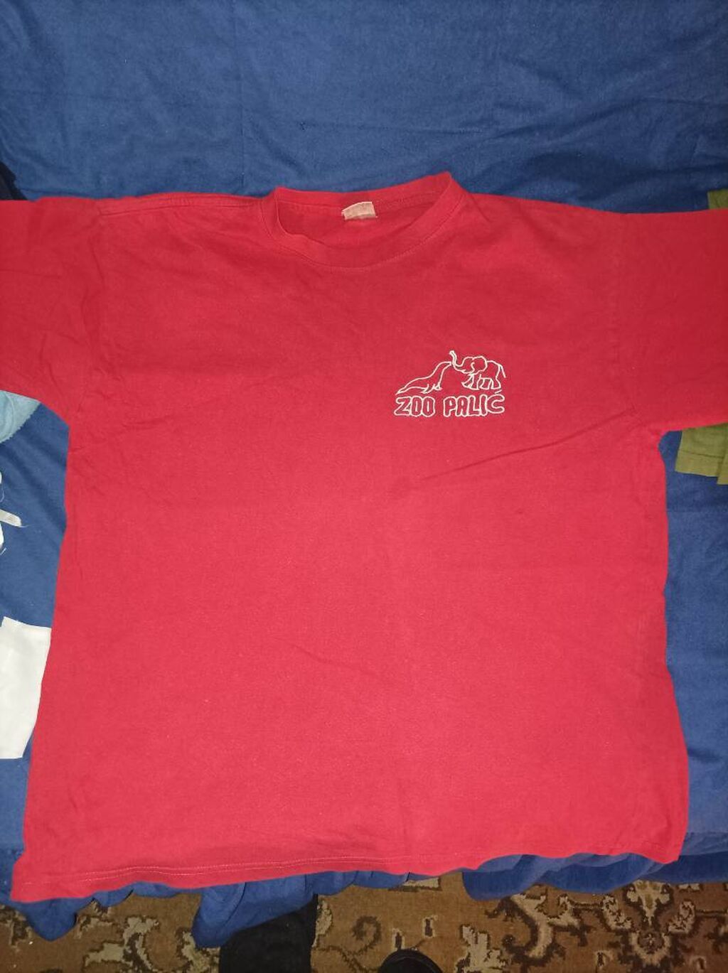 Na prodaju crvena majica kratkih rukava, sa natpisom Zoo Palić, XL