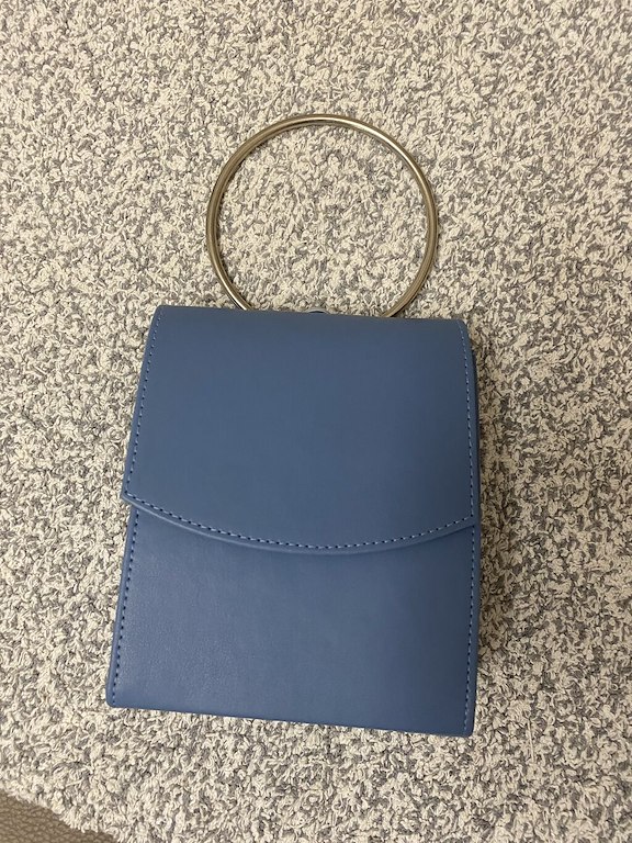 Nova, nikad nosena, plava mini torbica