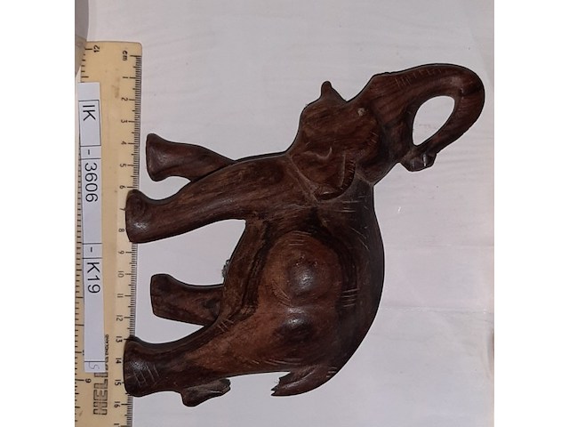Drvena figura slona. Nema kljove i polomnjen rep. Stanj