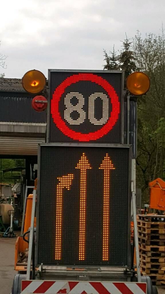 Nissen Trebbiner VWT E Verkehrsleittafel prikolica za građevinske strojeve