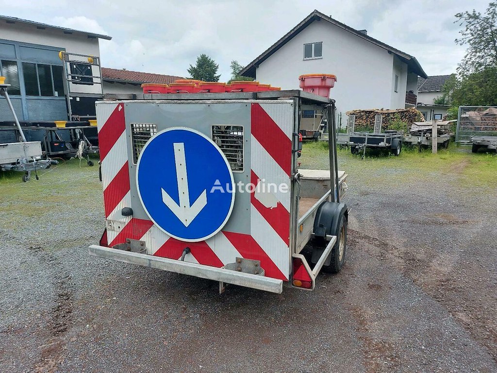 Nissen Trebbiner LED Absperrtafel prikolica za građevinske strojeve