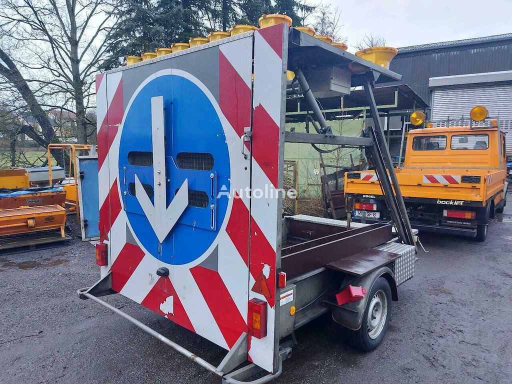 Nissen vz616 Mersch Absperrtafel Vorwarntafel Verkehrsleitanhänger prikolica za građevinske strojeve