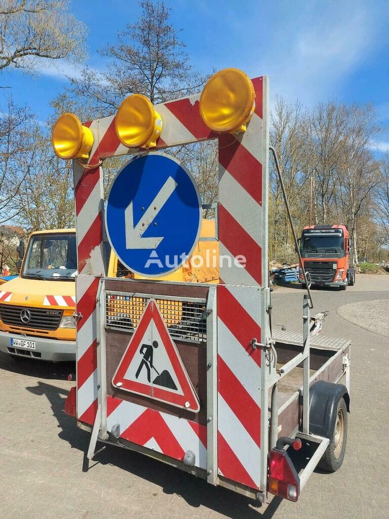 NISSEN Verkehrsleittafel Absperrtafel Verkehrssicherungsanhänger auto prikolica