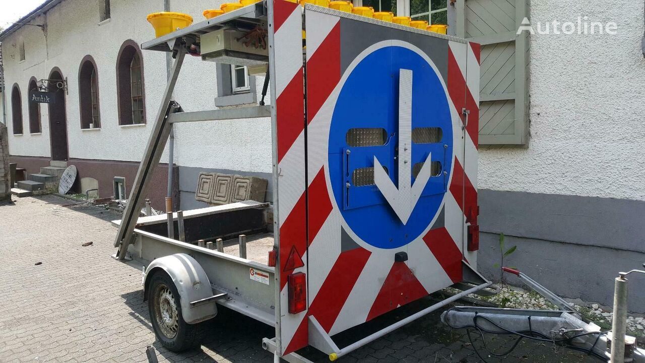 Mersch Absperrtafel Verkehrsleitanhänger VZ615 Verkehrssicherung auto prikolica