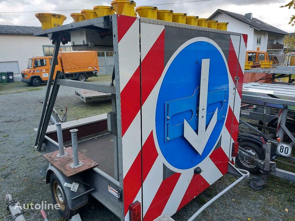 Nissen Mersch Absperrtafel Verkehrssicherungsanhänger Leittafel auto prikolica