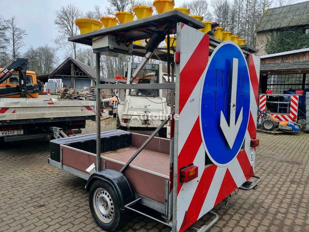 Nissen Absperrtafel Verkehrssicherungsanhänger Sperrwand VZ616 auto prikolica