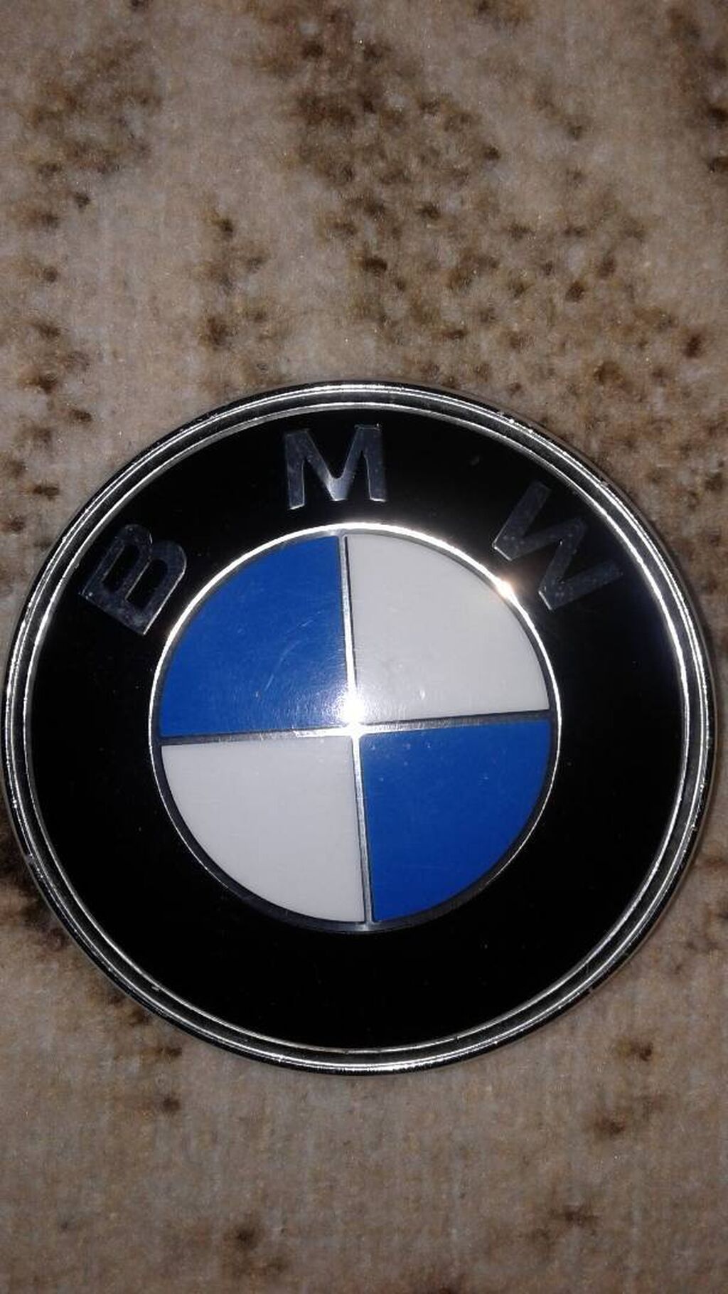 Auto-Znak marke BMW. Veličina samog znaka (prečnik) 88mm. Rastojanje