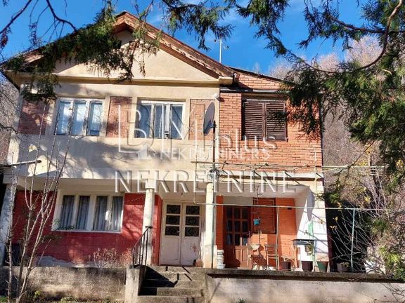 Na prodaju kuća 150m2, Sićevo na placu od 1.369m2.