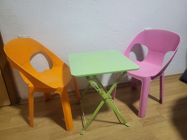 Prodaj dve male plasticne decije stolice i metalni sklo