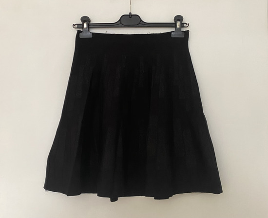 Crna siroka suknja
