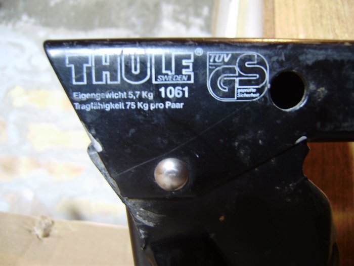 Originalni "thule" krovni nosač, bio montiran na mazdu 323 sedan, malo