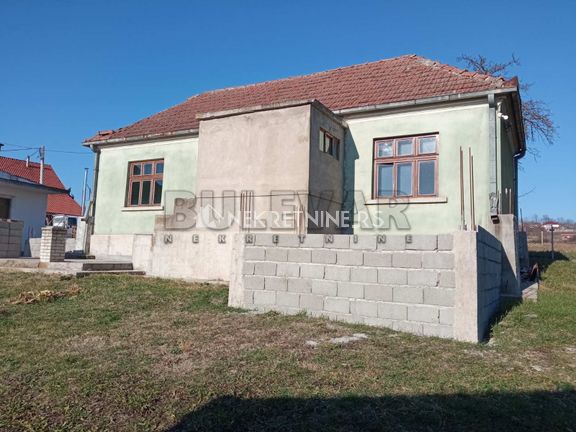 Kuće i pomoćne zgrade u Kragujevcu, naselje Petrovac, ukupna površina 397 m2, plac površine 1778 m2