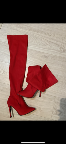 Crvene cizme iznad kolena