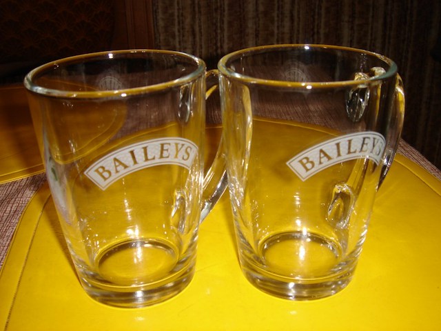 Dve lepe čaše  BAILEYS pića
