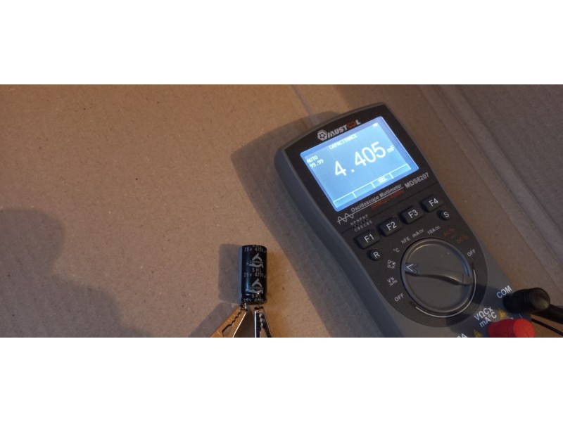 TEST: Kondenzator elektrolitski 4700uF 25V broj 1