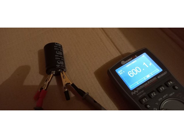 TEST: Kondenzator elektrolitski 680uF 450V
