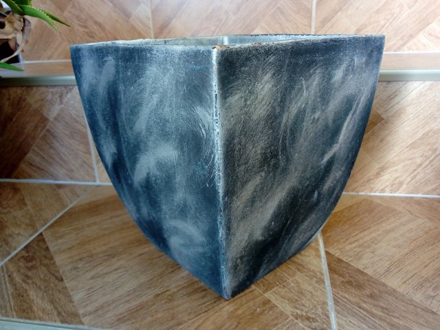 Dekorativna saksija crno-siva, četrri ugla