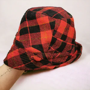 Red Vintage Hat / Karirani Crveni Vintage Šešir
