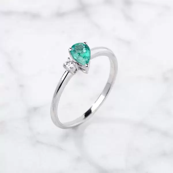 asimetrični prsten sa smaragdom, 4058