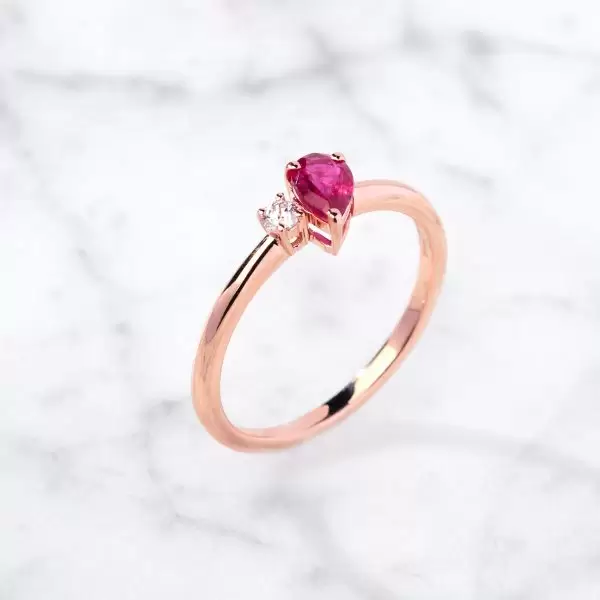 Prsten od roze zlata sa rubinom, 4057