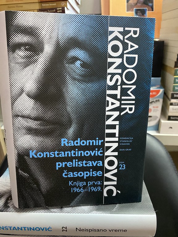 Radomir Konstantinović prelistava časopise knjiga prva:1966-1969