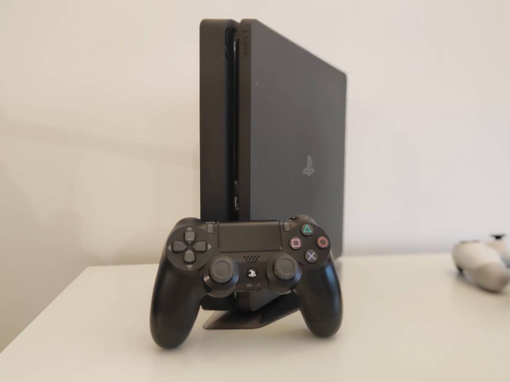 Sony PS3 slim 320 GB, u odličnom stanju, malo je korišćen, kućna