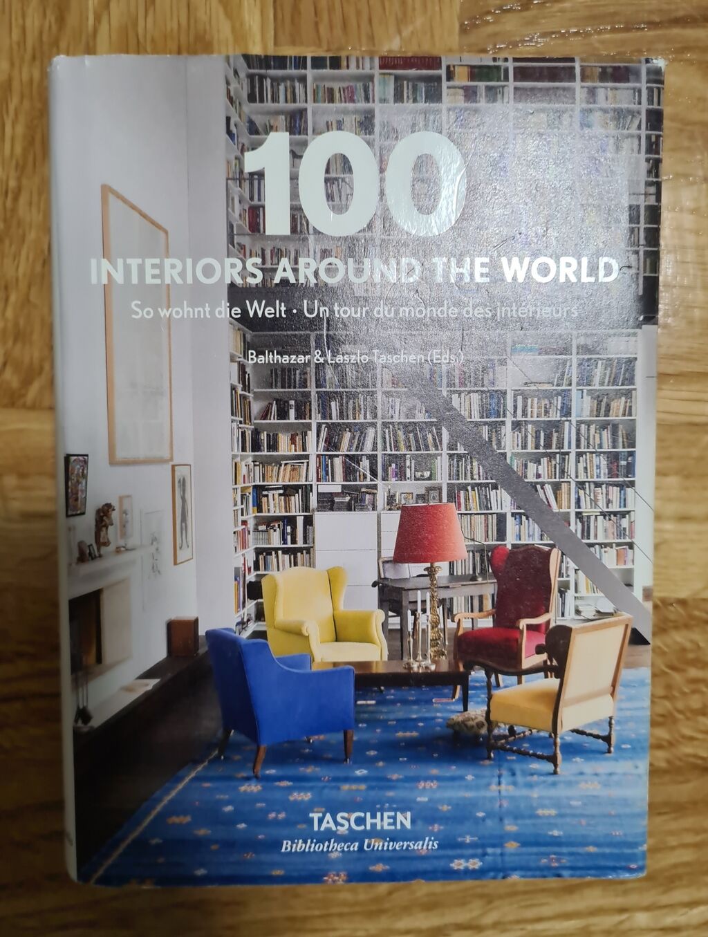 Knjiga 100 enterijera širom sveta, dobro očuvana,bez ikakvih